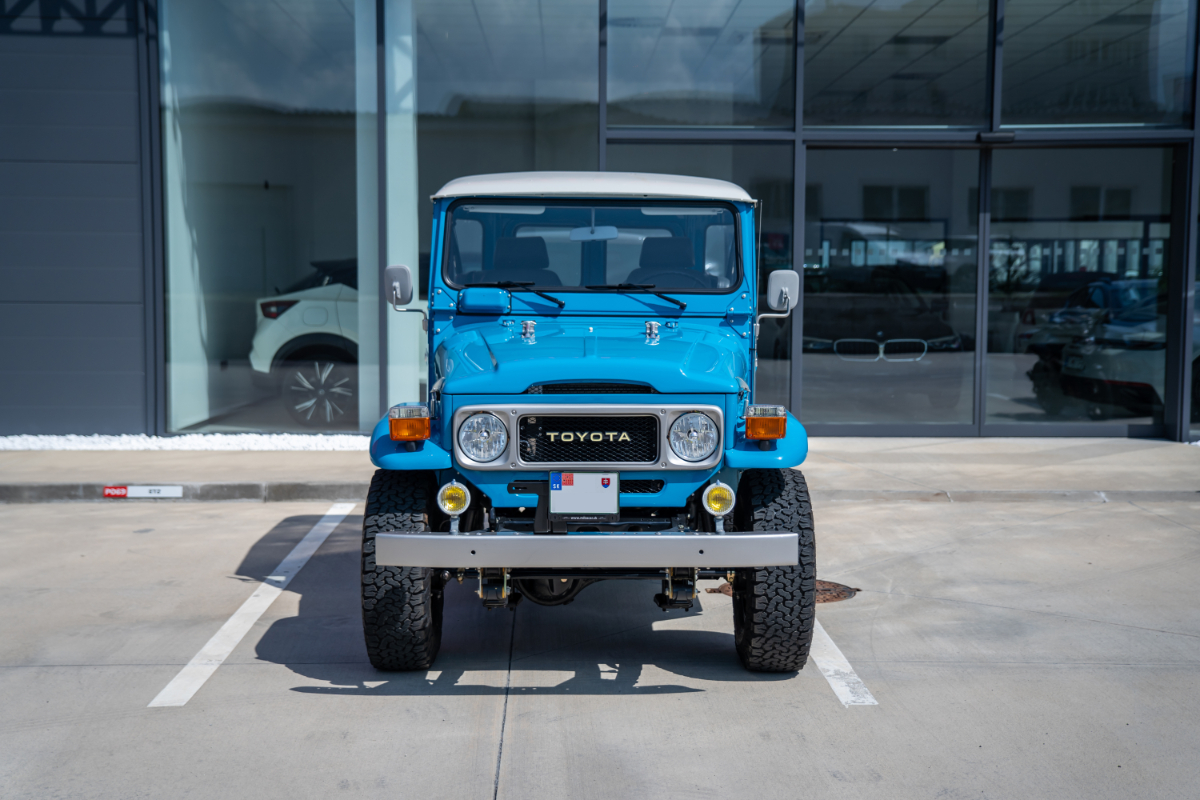 Toyota FJ40 Landcruiser Restomod | V8 | Top-Zustand | 1982 ...