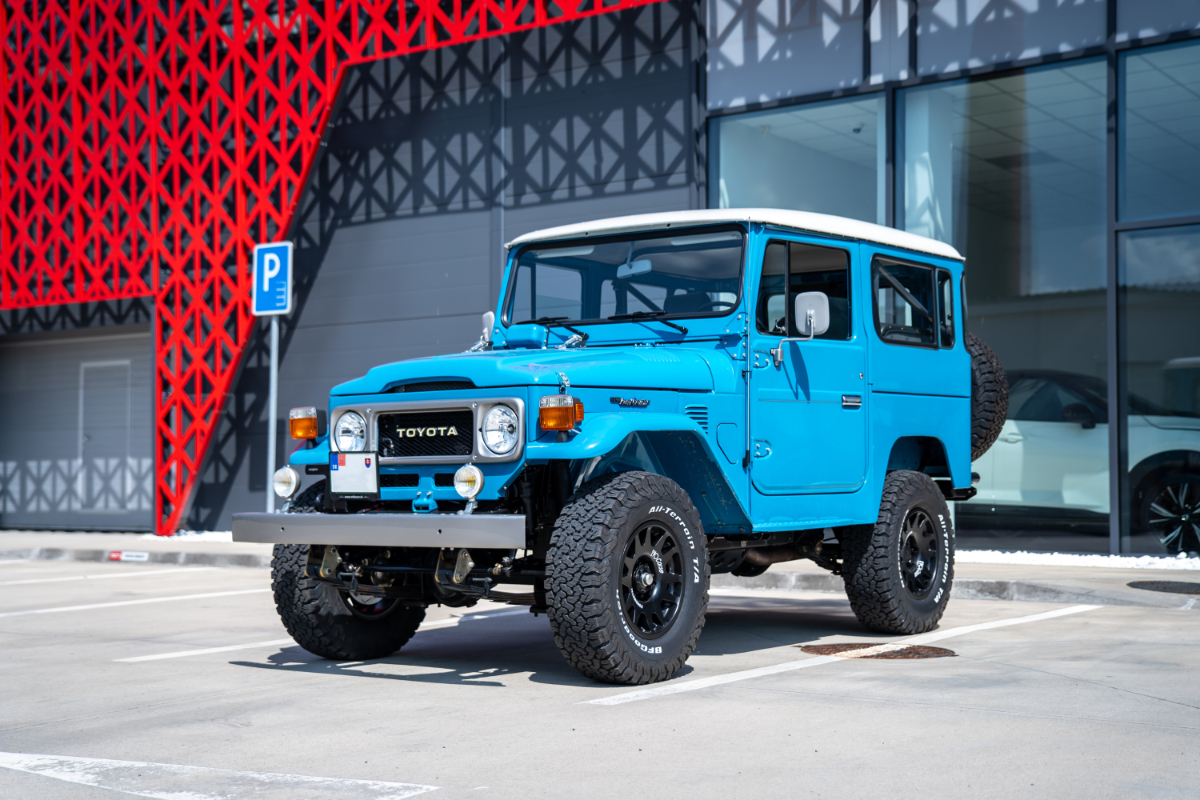 Toyota FJ40 Landcruiser Restomod | V8 | Top-Zustand | 1982 ...